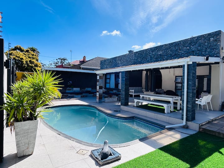 3 Bedroom Stunner, Perfect For A Relaxing Getaway - East London