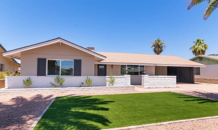 The Desert Raven | Modern Luxury Retreat In Tempe - Tempe, AZ