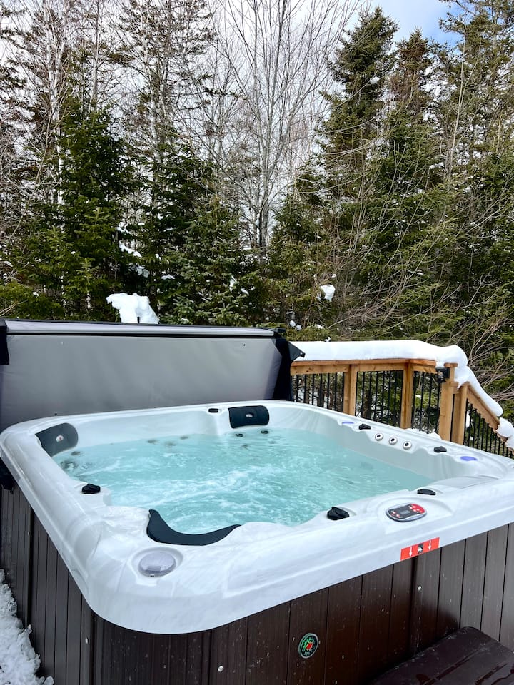 New Luxe Church Hot Tub 3 Beds Sleeps 6 Kentville - Kentville