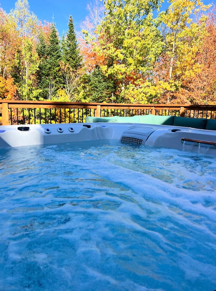 New Luxe Church Hot Tub 3 Beds Sleeps 6 Kentville - Kentville