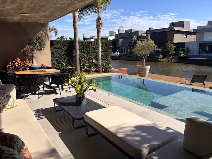Beira Lago Malibu Com Piscina E 5 Suítes - Capão da Canoa