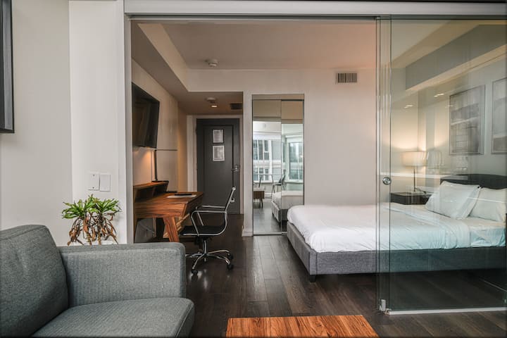 Radiant 1br Condo Yorkville - Toronto