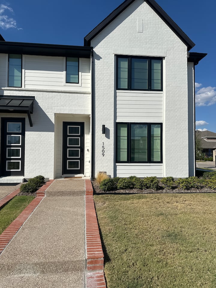 Between Dfw Airport & Cowboys Stadium - Arlington, TX