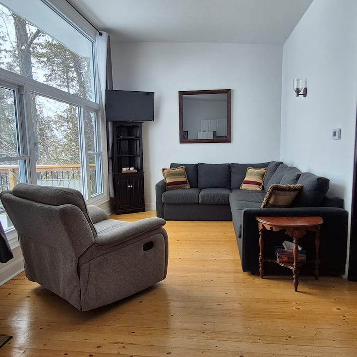 Lakefront Cottage On Private Road. - Lindsay
