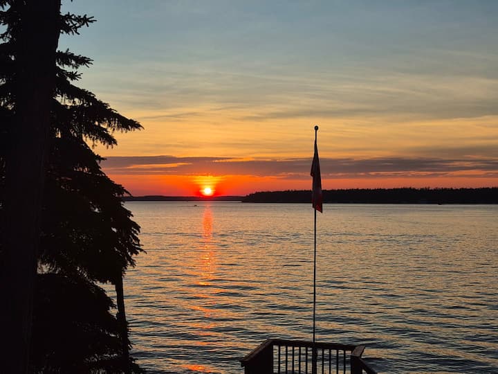 Lakefront Cottage On Private Road. - Lindsay