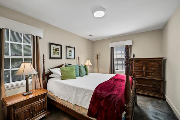 Retro 2br Cottage | Fire Pit + Porch Rockers - Olympia-Granby, SC