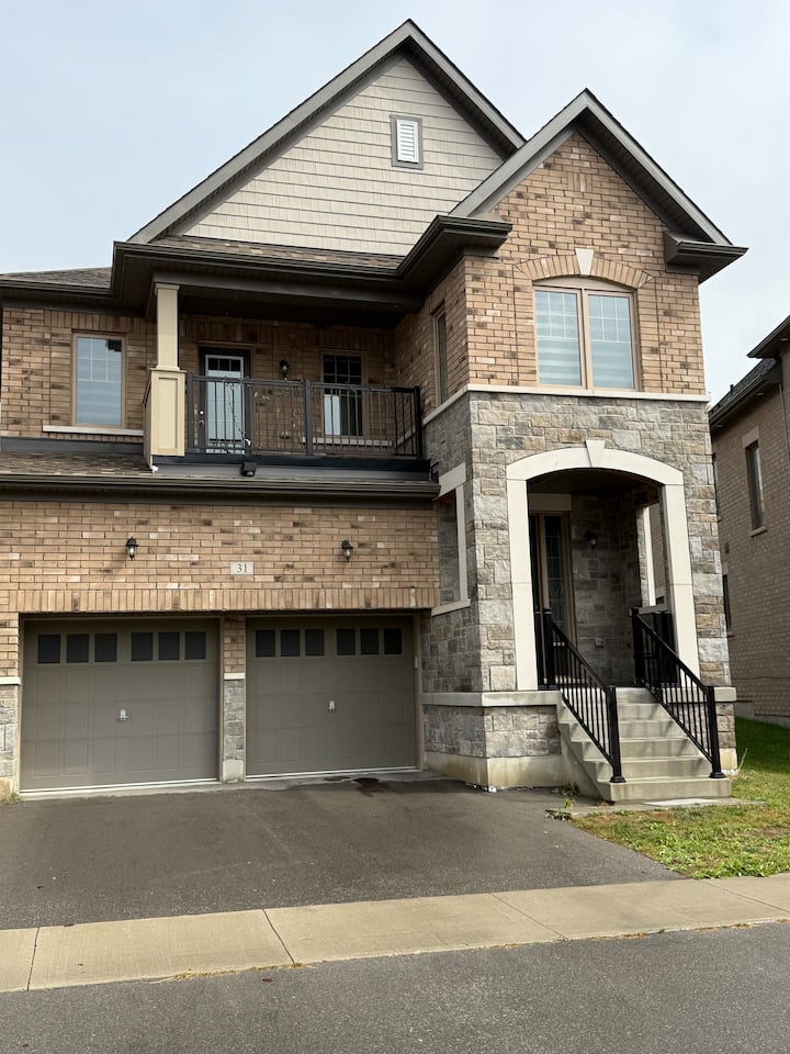 Whitby 4br Home • 6 Beds • 3.5 Bath • Sleeps 10 - Oshawa