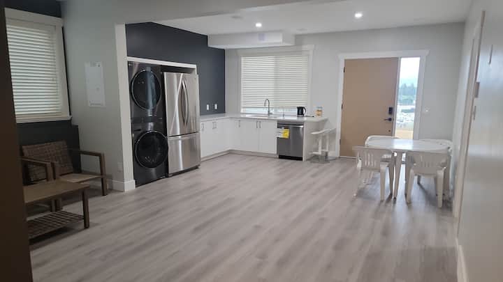 New Reno Comfortable 2 Bedrooms Suite - West Kelowna