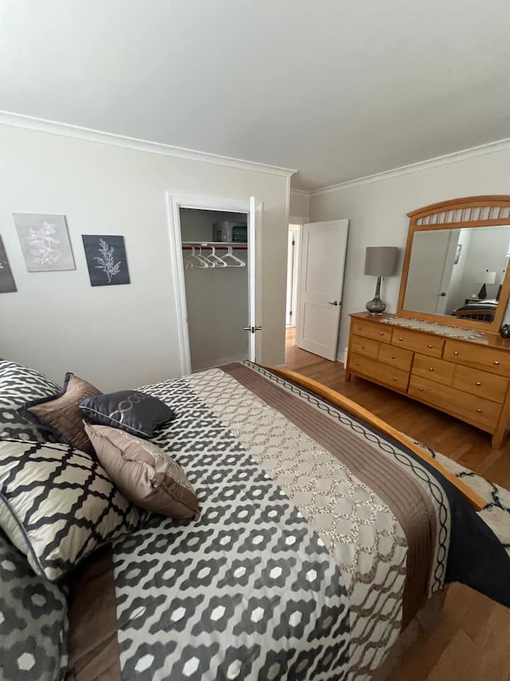 Stocked Pristine Home In Saratoga Springs, N.y. - Saratoga Springs, NY