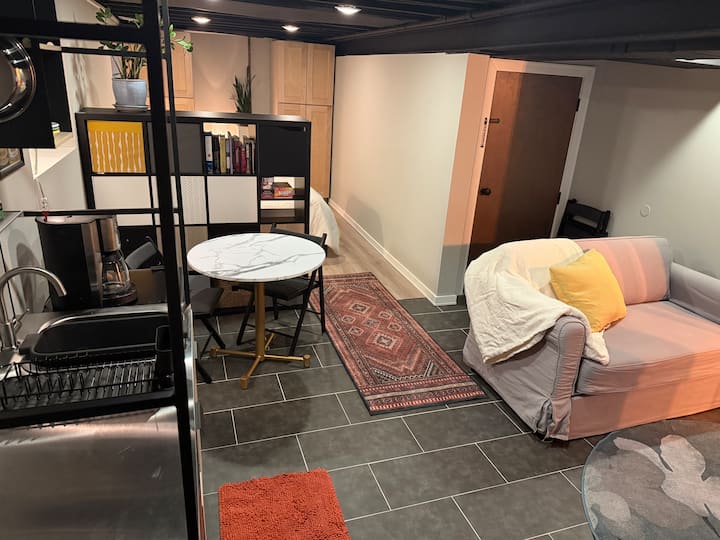 Chicago Neighborhood Private Guest Studio - United Center