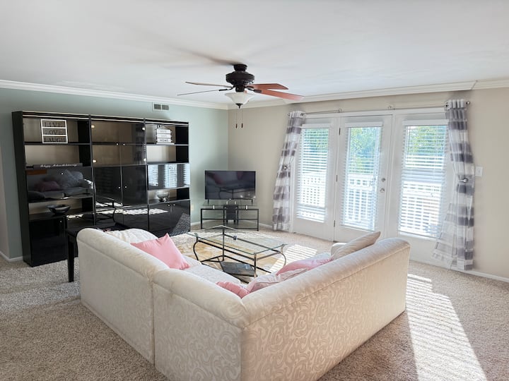 Elegant Three Bedroom Two Bath Condo Upscale - Chesterfield, MO