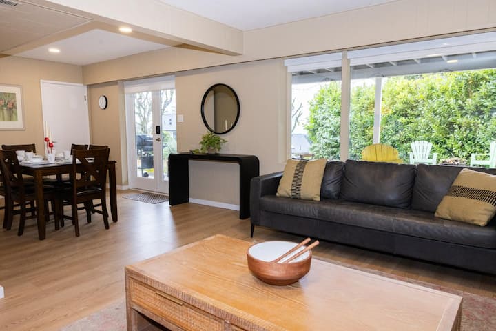 Cozy Garden Level With Warm Environment - North Vancouver