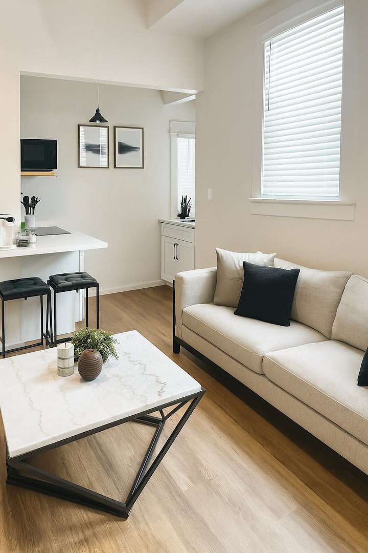 Charming Guest House Near Downtown & River Walk - San Antonio, TX