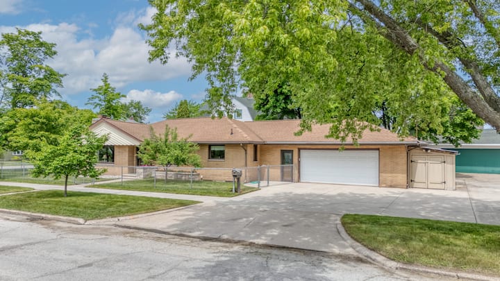 Home In Escanaba
3 Bedroom 1 Bath - Escanaba, MI