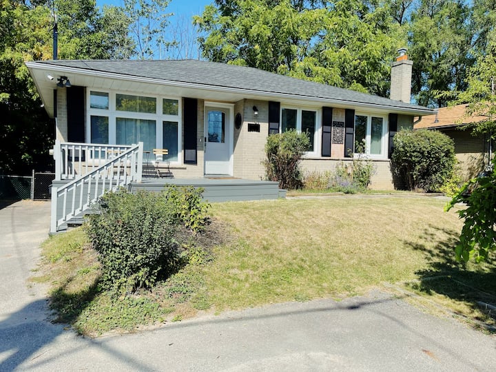 位于Richmond Hill 时尚舒适，位置优越的5个卧室4个车位独立屋 - Markham, Canada