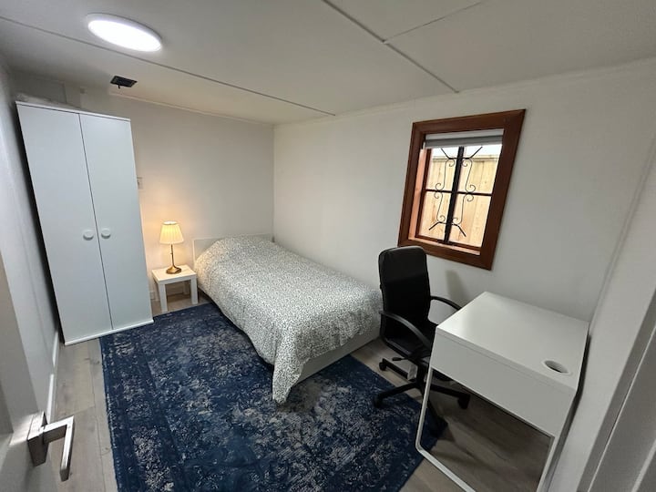 Private Room For 1, Near Skytrain, E 12th Ave, M3 - Vancouver