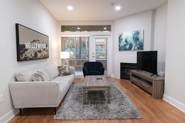 Comfy 2 Bedroom By The Grove &Parking - Beverly Hills, CA