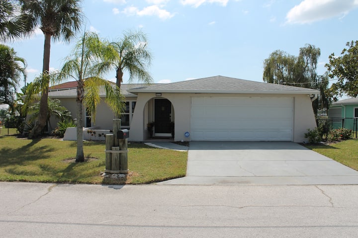 Seaside Serenity | Charming Cottage Escape - Hudson, FL