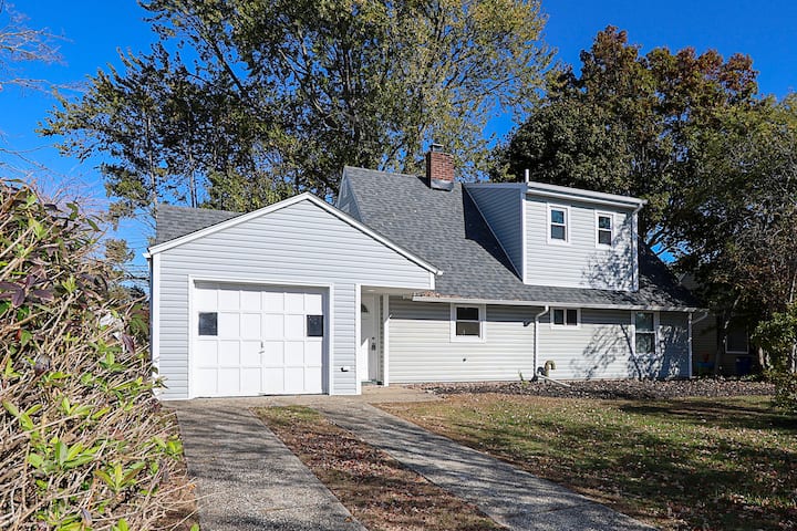 6-bedroom Home In Levittown - Oceanside, NY