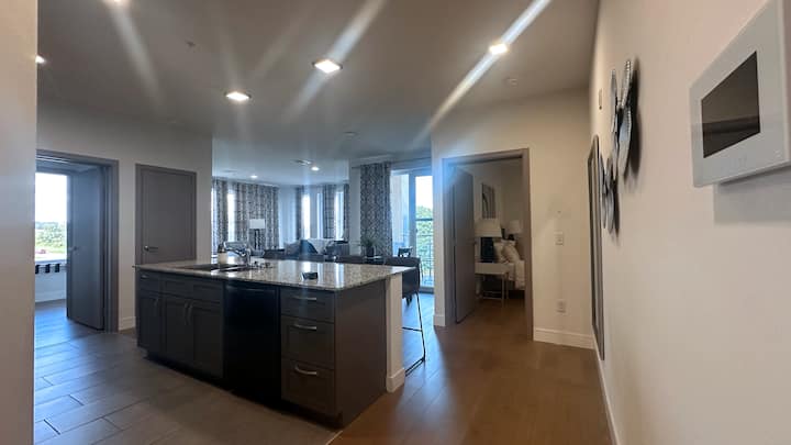 2 Bdrm Apartment Home Away From Home - Madison, WI