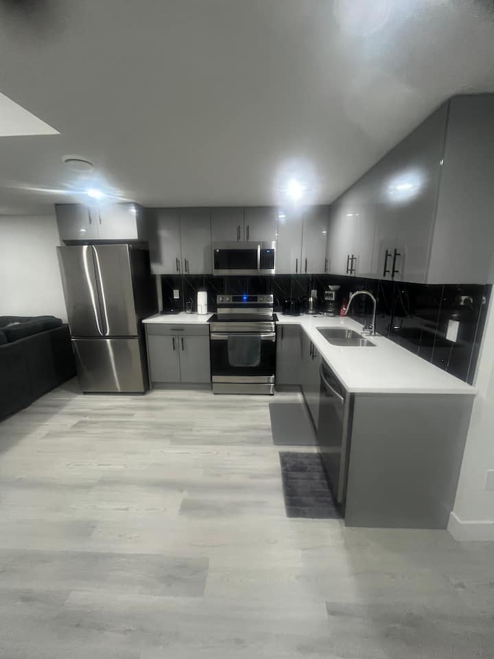 Basement Suite W/ Seperate Entrance - Saint Albert