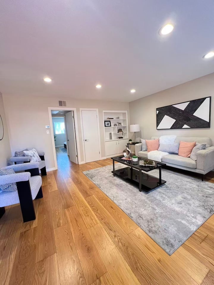 Charming 2-bedroom, 2-bath Condo Is Move-in Ready. - Redwood City, CA