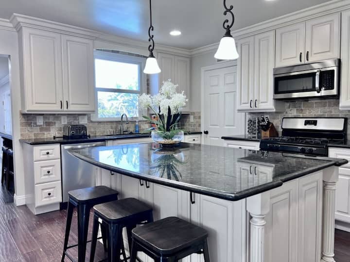 Prestigious Pool/jac Home: Game Room, Walk 2disney - Anaheim, CA
