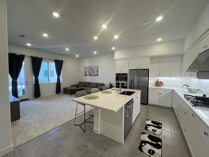Cozy 1b1b Apartment In Great Park Irvine - Irvine, CA