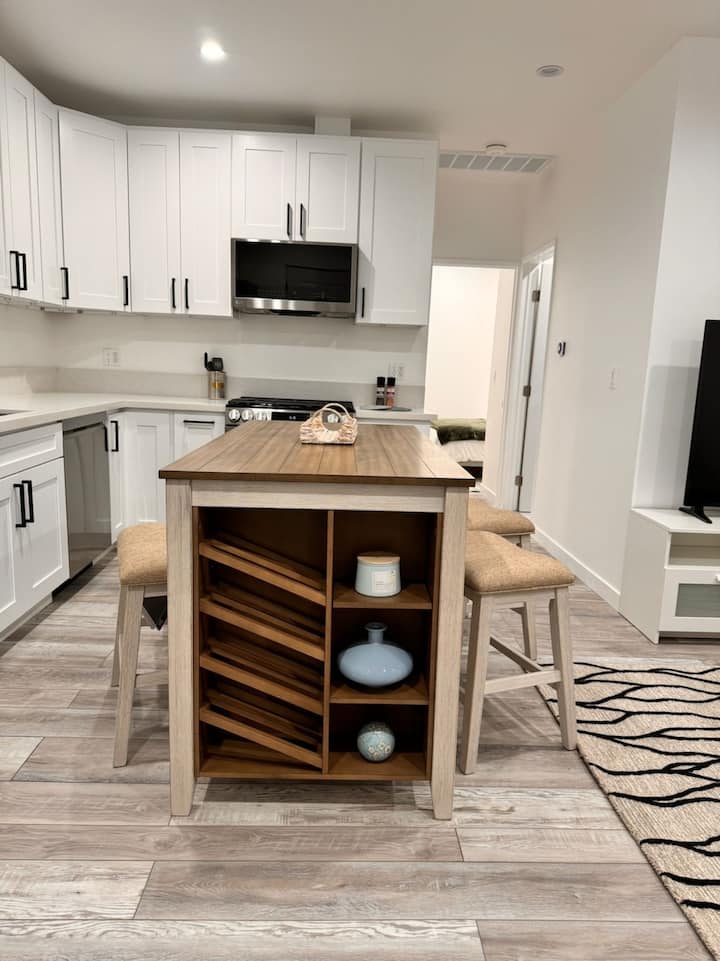 Luxury 2bedroom Unit In Tarzana - Hidden Hills, CA