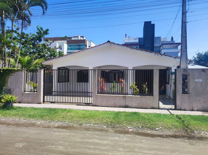 Aluga Casa Para Temporada Próximo Ao Mar Em Itapoá - Itapoá