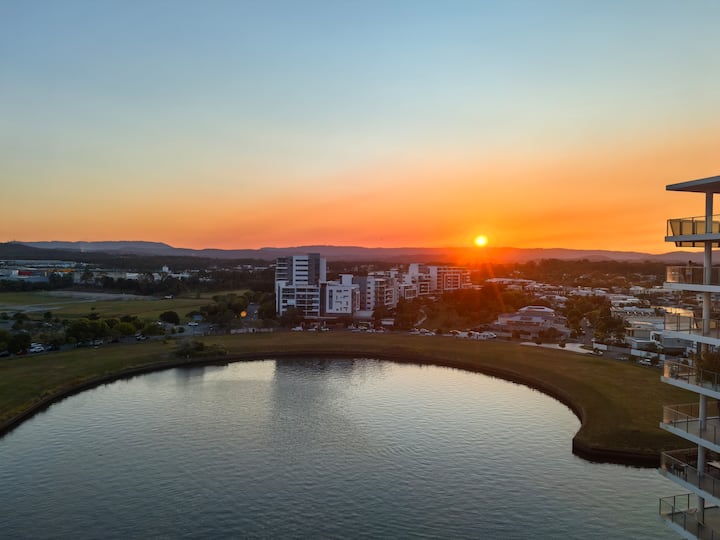 Luxe Waterfront 3br Retreat By Harbour Town - Gold Coast