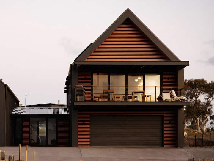 Mountain Views • Balcony, Bbq • Elevator • Garage - Jindabyne