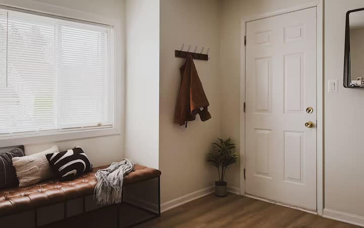 Spacious Family Retreat | Private Entry + Parking - Detroit Metro Wayne County Airport (DTW)