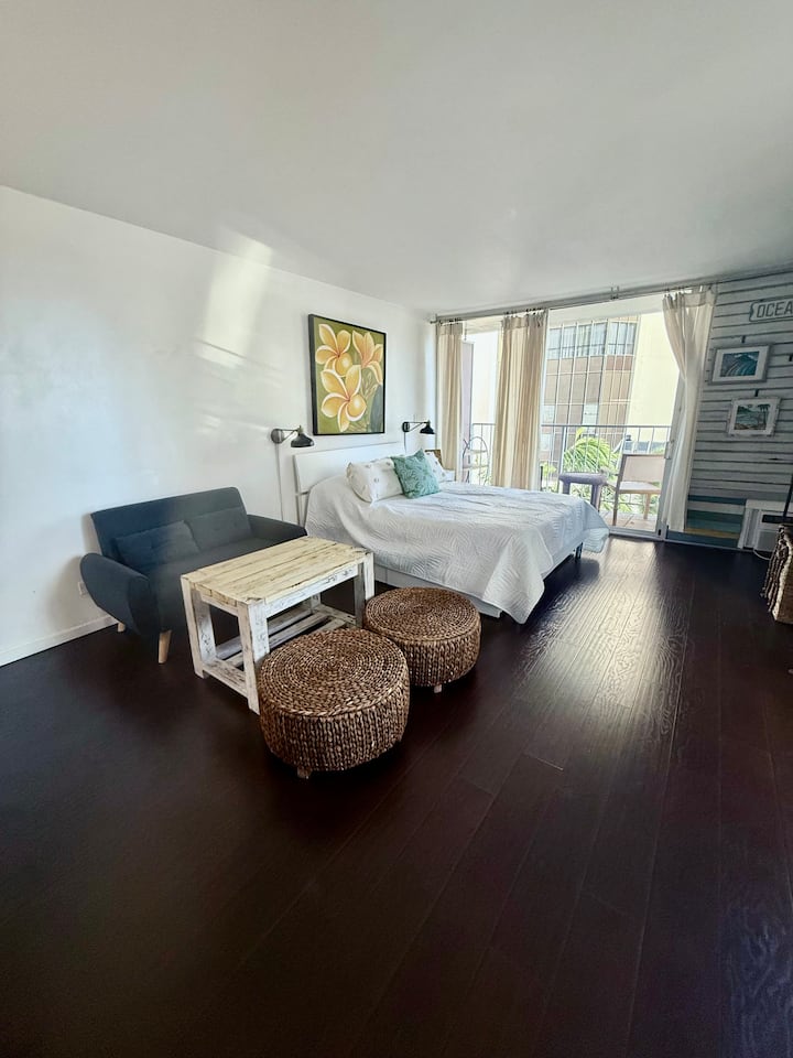 Marine Surf Waikiki Corner Unit! 2 Lanai 1 Parking - Honolulu