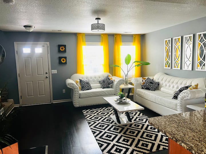 Fabulous Large End Unit Townhouse. Clean, Cozy. - West Des Moines, IA