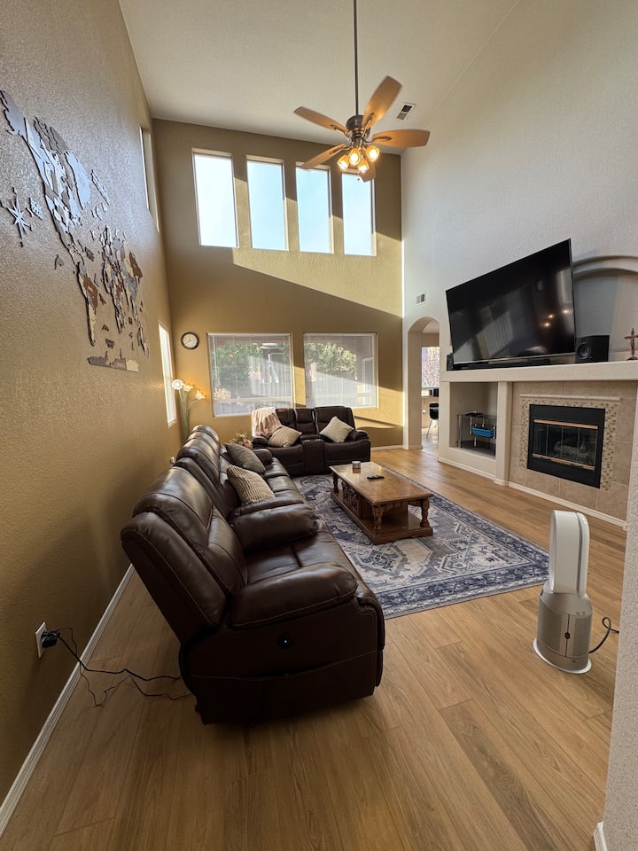 Modern 3-bedroom Townhouse In Abq’s Vibrant 87114 - Albuquerque