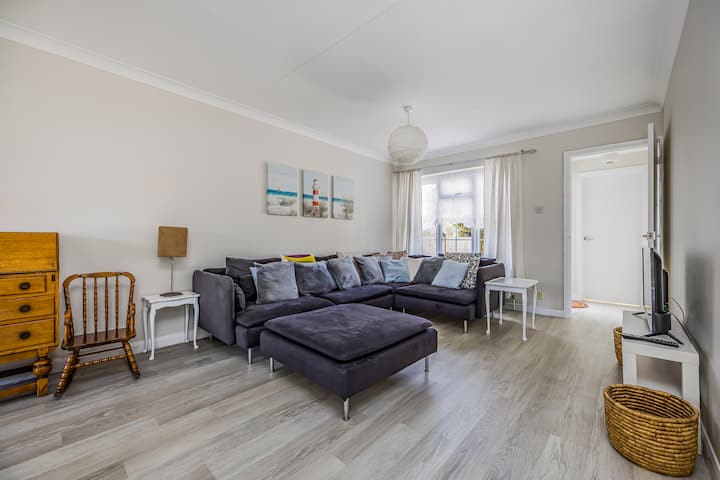 Charming Selsey Family Home | Pass The Keys - Bracklesham Bay