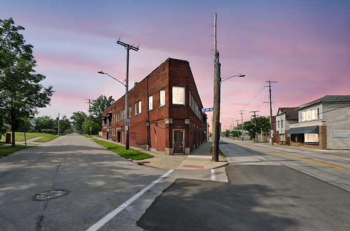 Newly Remodeled 2 Bedroom - Cleveland, OH