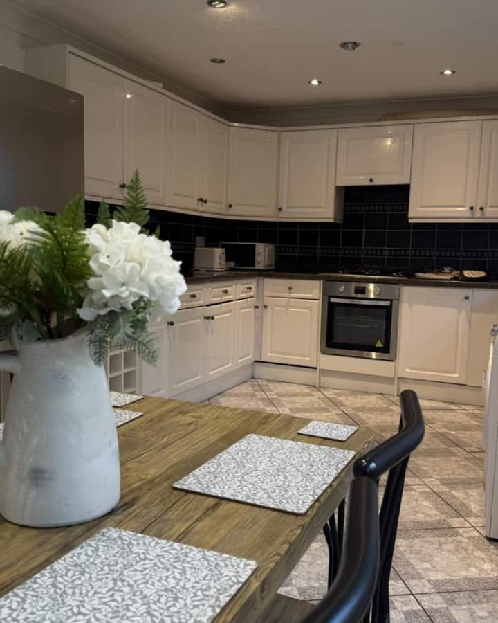 3 Bed Flat Horsham Long Stays Discount - Horsham