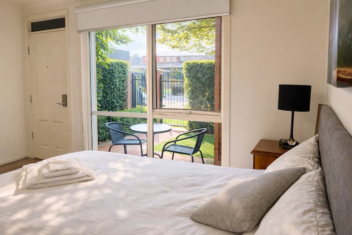 Box Hill Studio Unit - Free Parking - Walk To Shop - Box Hill