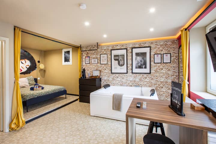 ~Deluxe Studio Jazzy, Jacuzzi, Parking Sur Place~ - Alsace