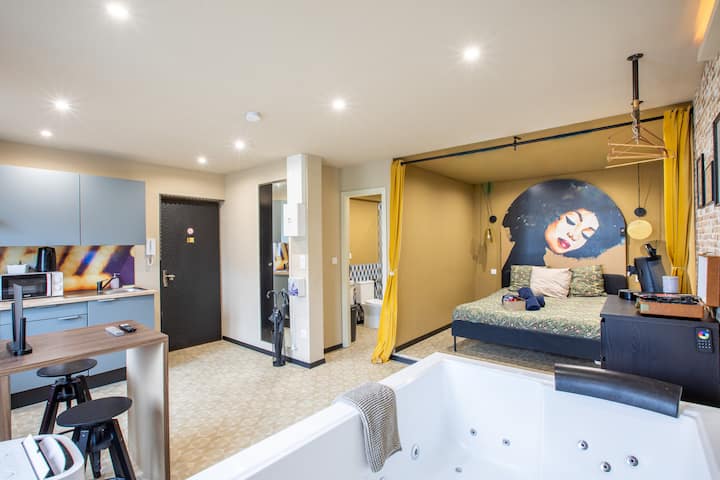 ~Deluxe Studio Jazzy, Jacuzzi, Parking Sur Place~ - Mulhouse