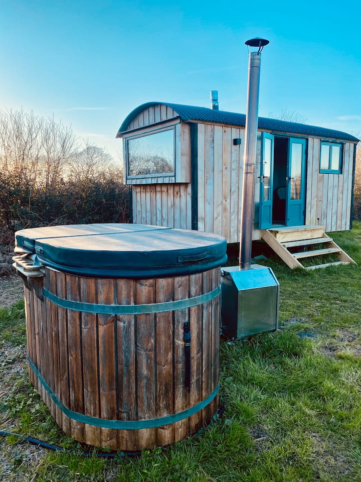 Joe's Shepherds Hut With Hot Tub And Firepit - Hampshire