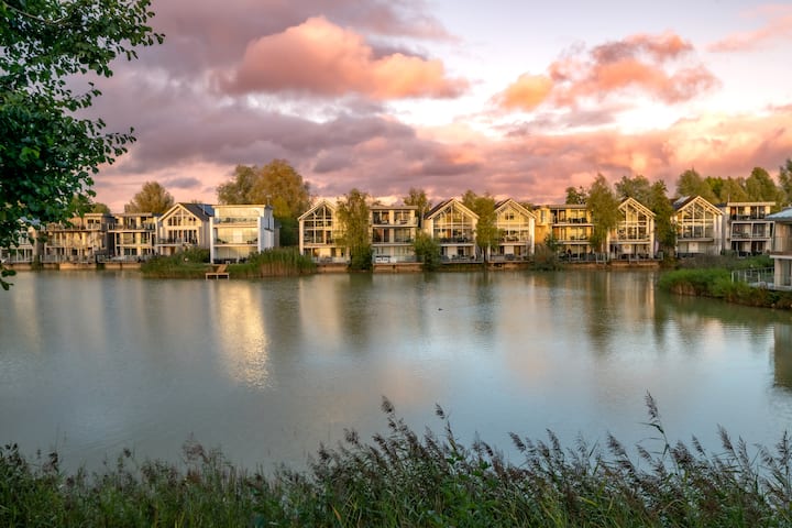 Tranquility - Modern Lakeside Retreat In Cotswolds - Cirencester
