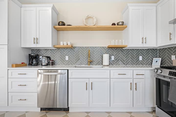 Twin Salem Retreat | 2 Apartments, Walk To Town - Marblehead, MA