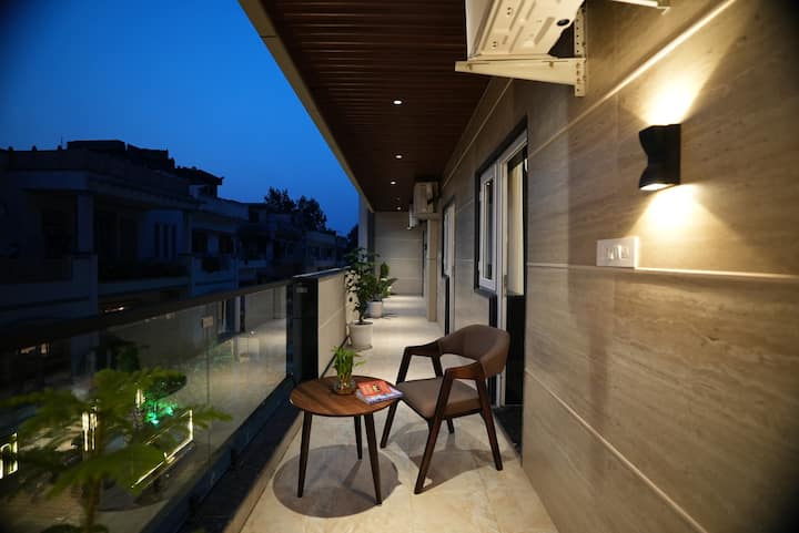 2bhk W/ Balcony | Pearl Of Varanasi,10 Min F Ghats - Varanasi