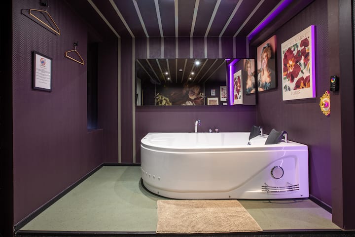 Deluxe Studio #1 • Dark Floral • Parking Gratuit • - Mulhouse