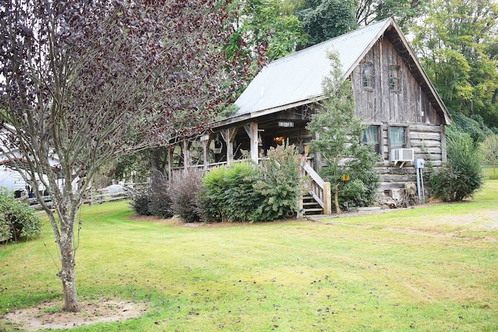 Chestnut Log Cabin– Cozy, Historic, & Scenic - Bryson City, NC