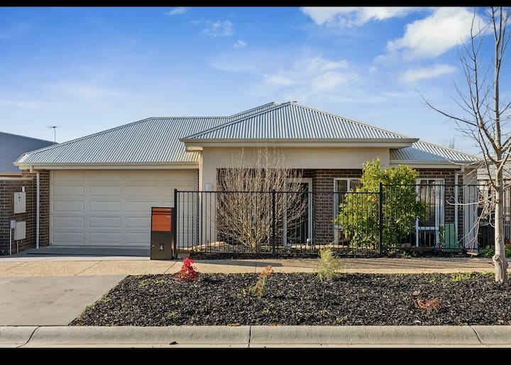 Private Room In Modern Family Home With Ev Charger - Meadows