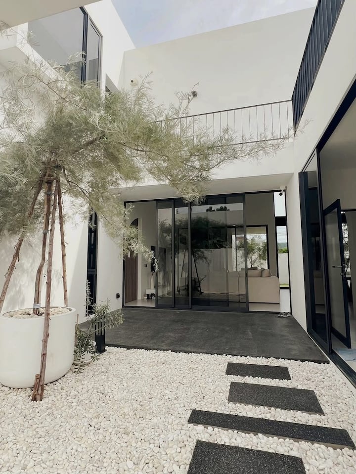 Minimal But Not Boring – 4m Windows & Zen Garden - Bangkok